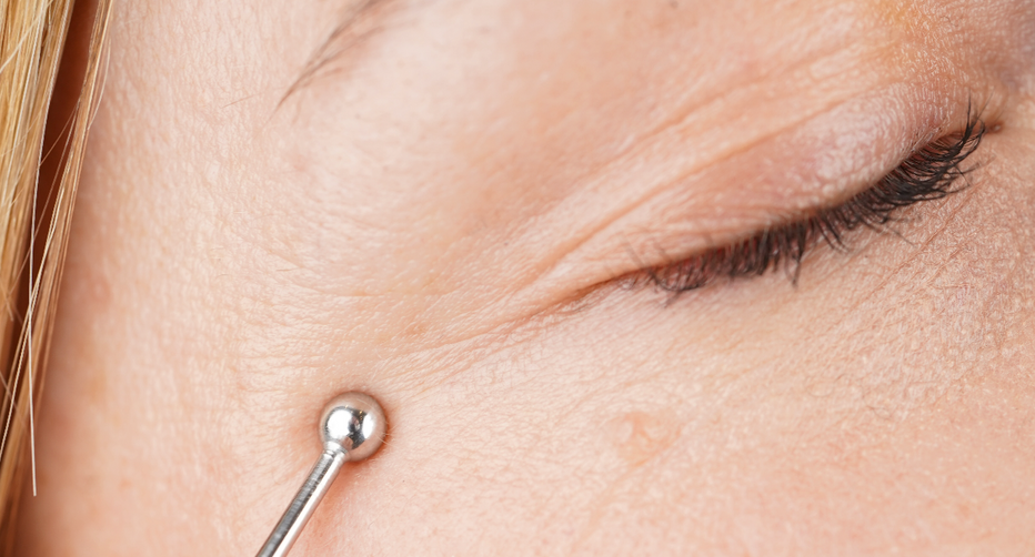 Acupression faciale : quels points stimuler pour décongestionner, lift ...