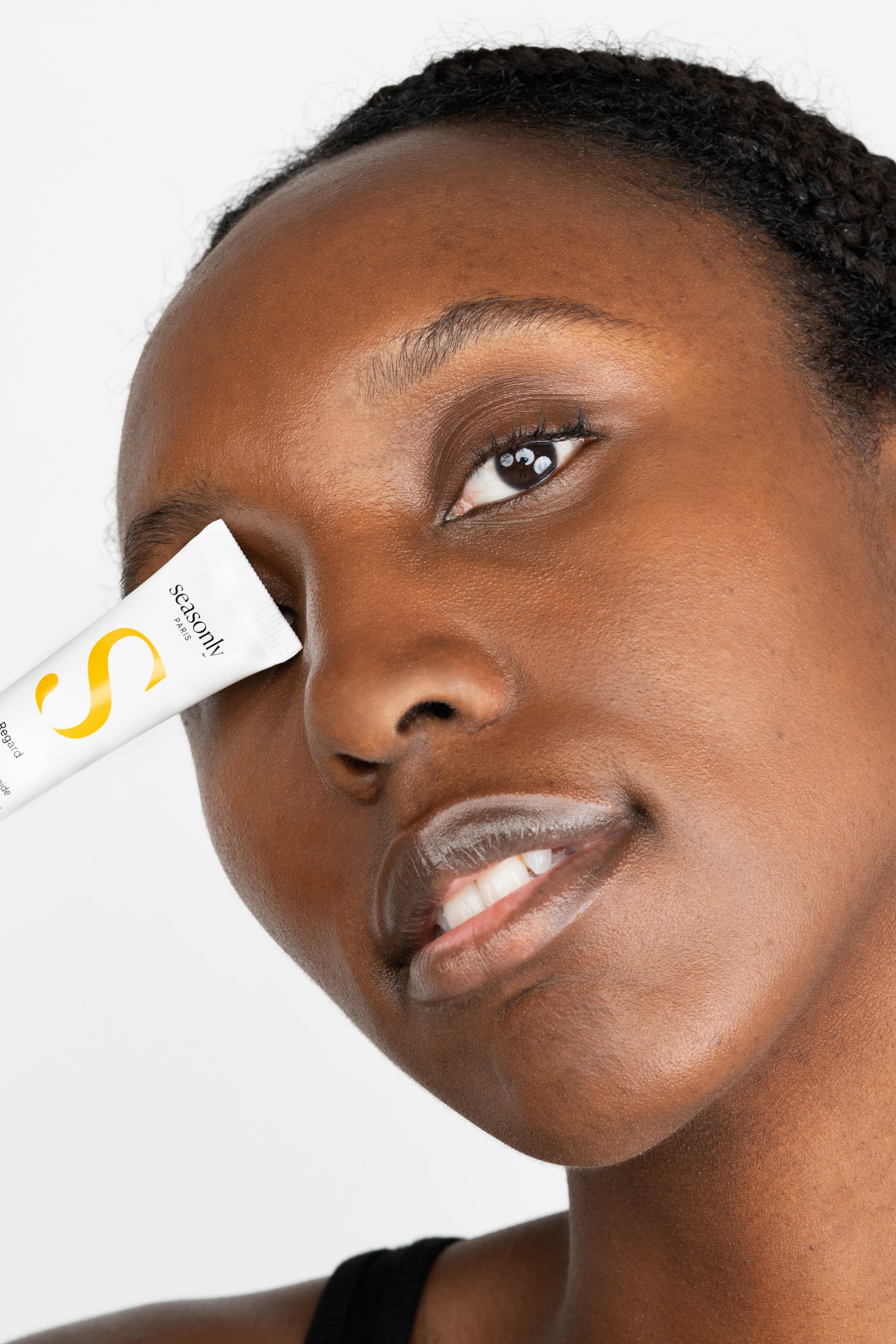 L’astuce d’une dermatologue pour effacer vos cernes en 3 minutes – Seasonly